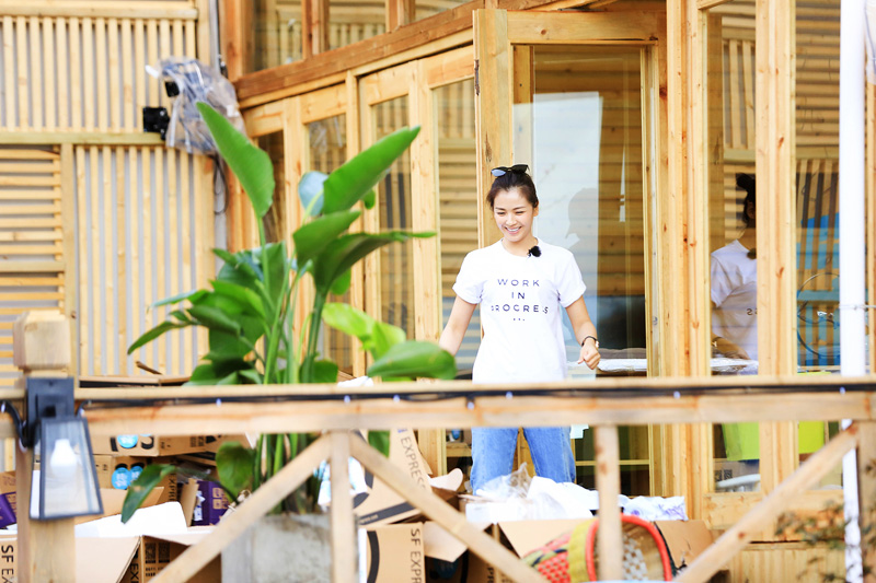 【图】众多人气女星演绎VOIR LAB 2017秋冬系列 白T_品牌新闻_潮流服饰频道_VOGUE时尚网